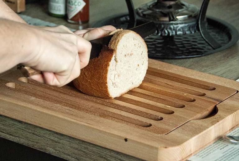 Brotbrett mit Brösmeli- Fach | Juerg Siegrist AG Werbeartikel